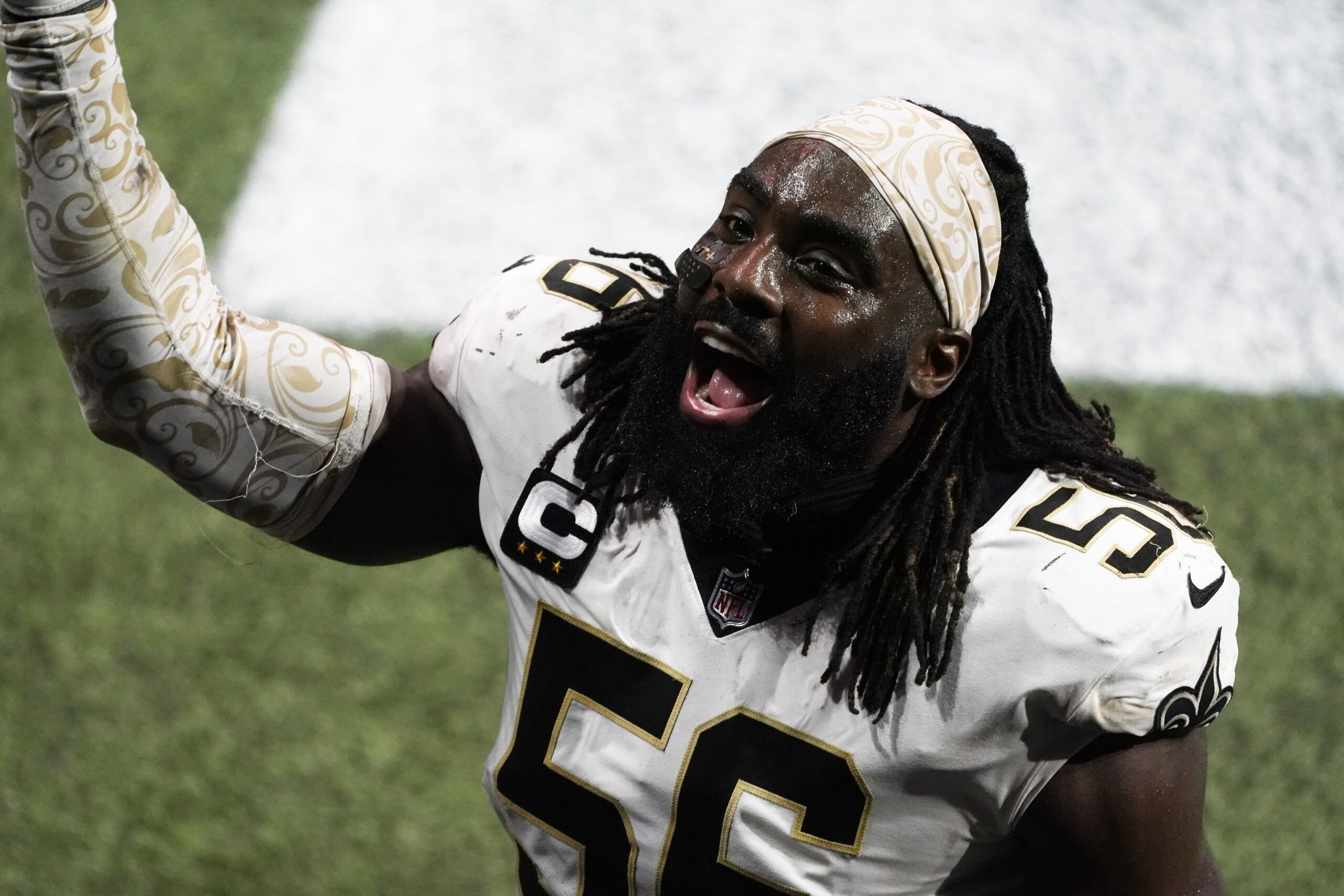 WATCH: Eli Manning teaches Demario Davis flag football…