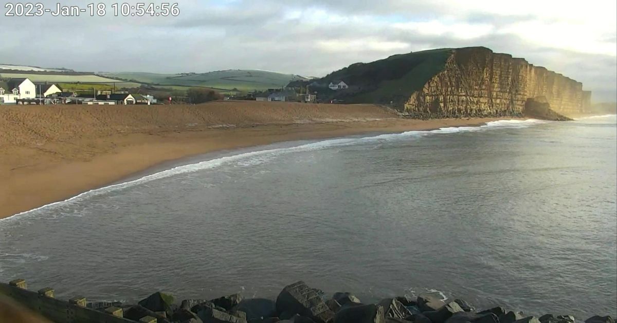 Horror moment more than 1,000 tonnes of rock fall from…