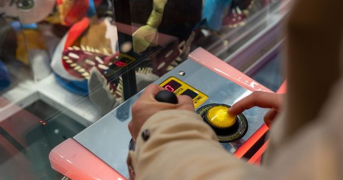Arcade worker shares smart technique for winning on…