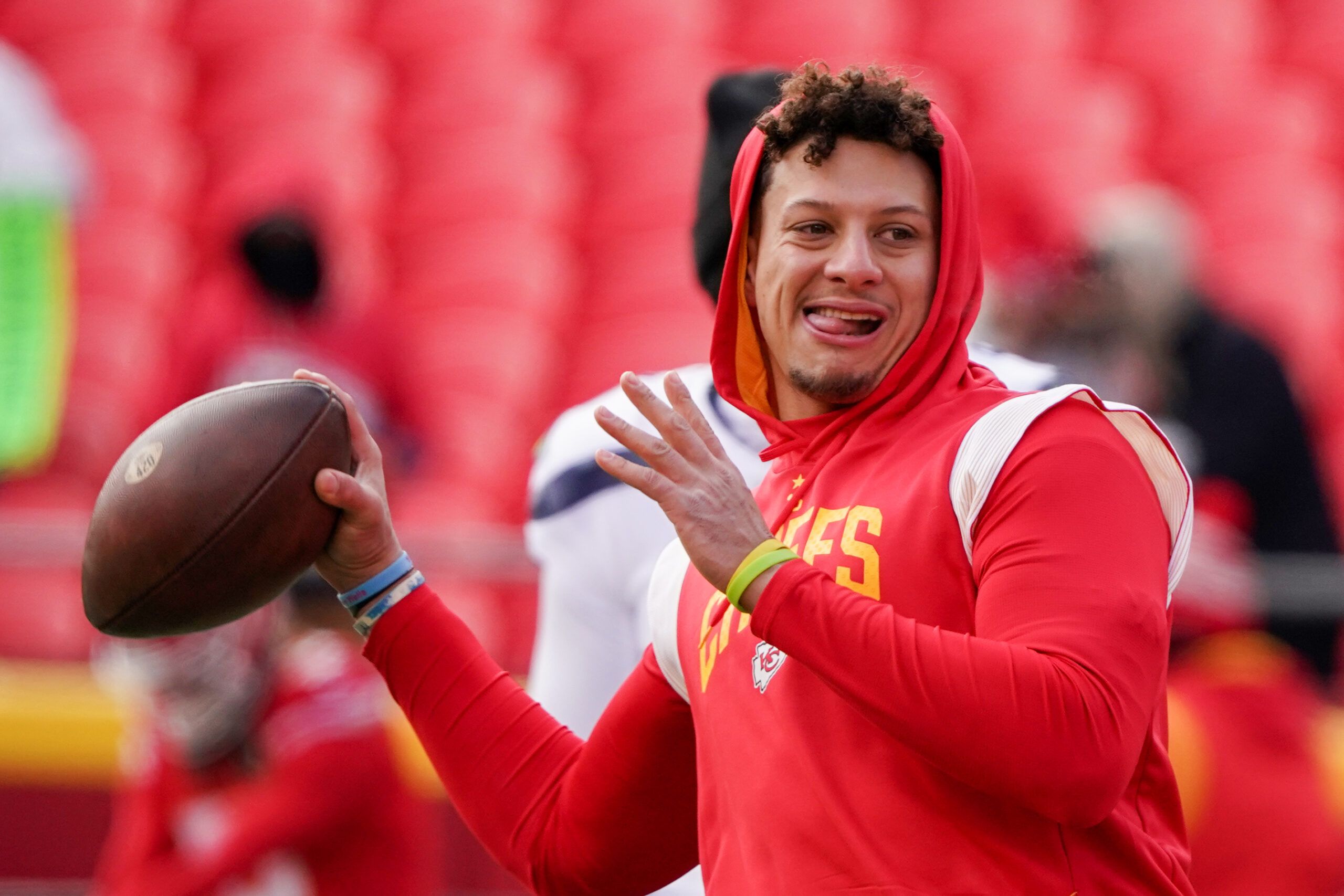 WATCH: Chiefs QB Patrick Mahomes going through pregame…