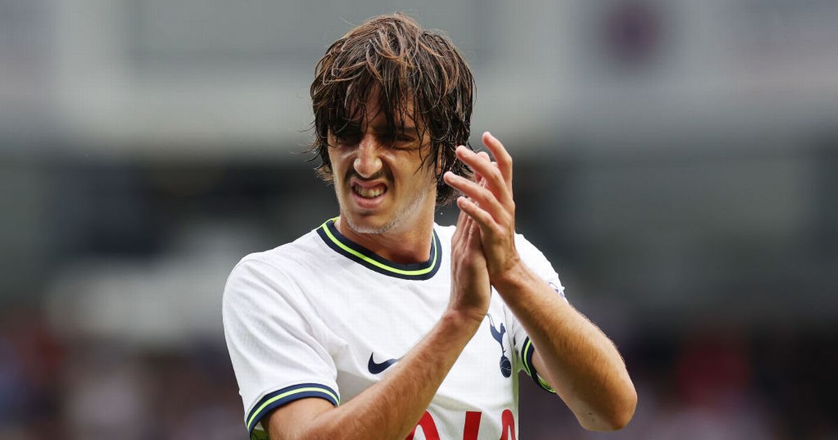 Tottenham man Bryan Gil lands in Spain to complete…