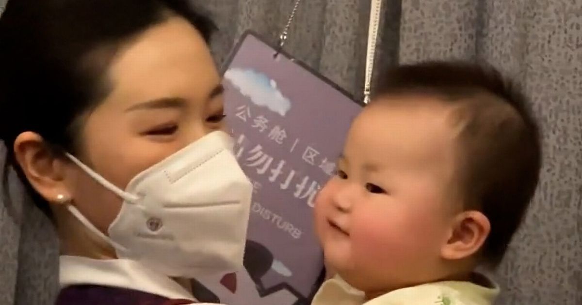 Flight attendant hailed a hero for soothing a crying…