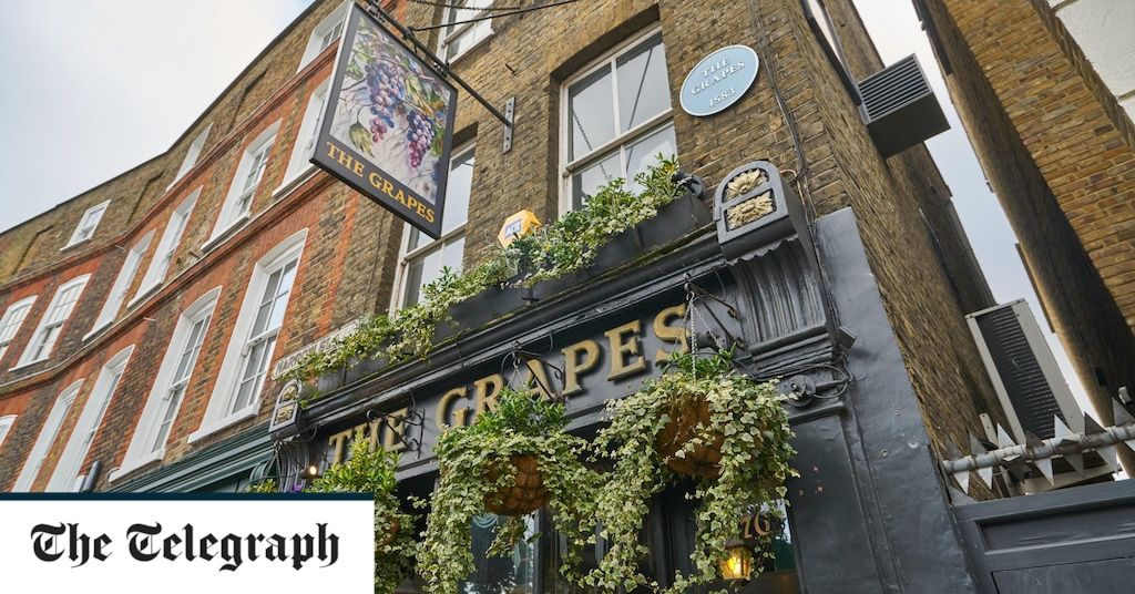 Sir Ian McKellen’s pub loses two stars over poor food…