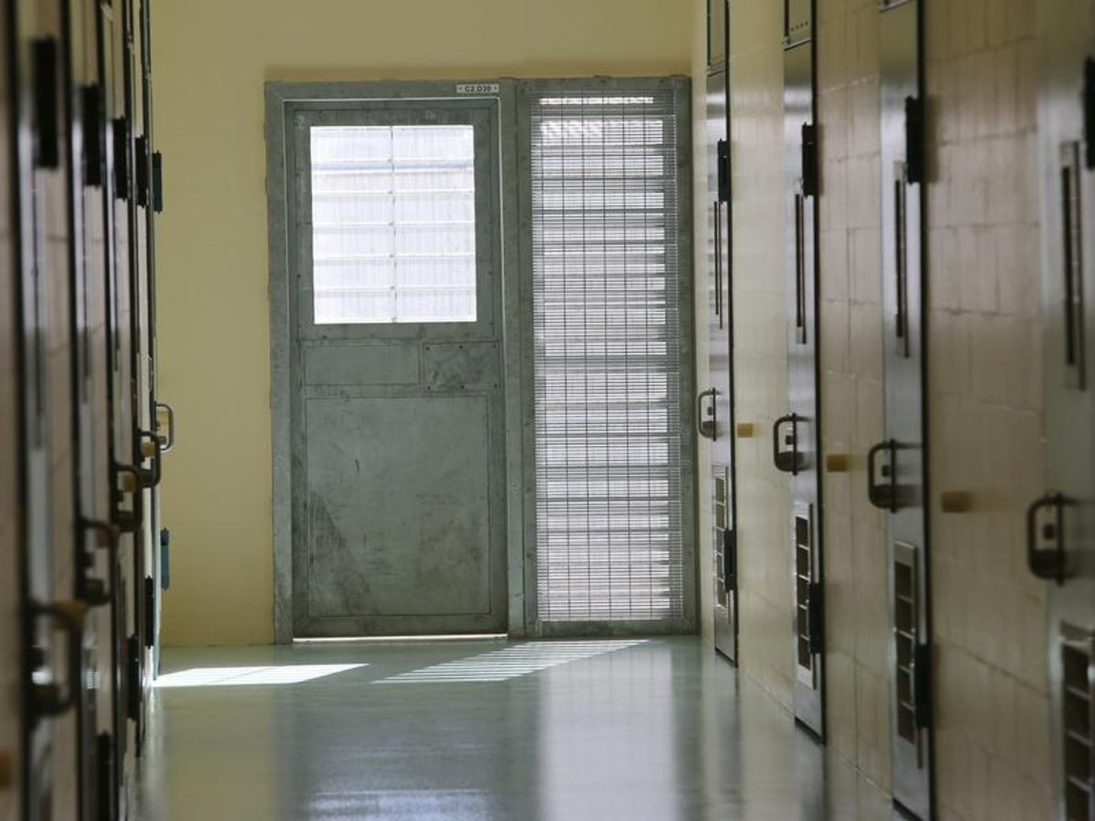 Vet in gang, sleeping on floor 'for protection' in jail