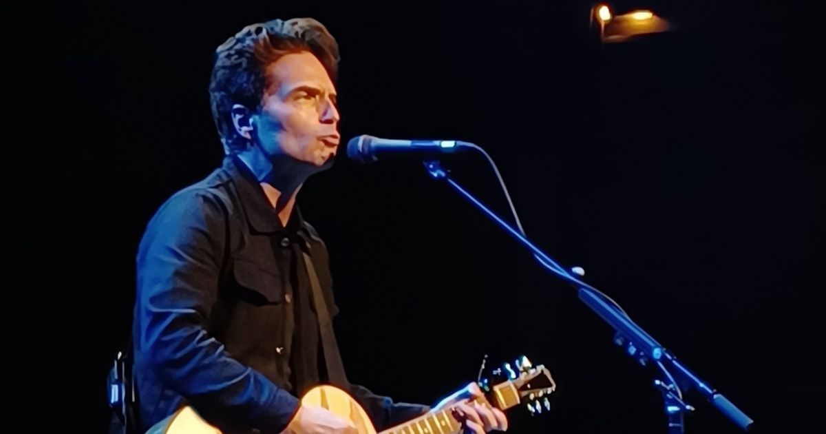 Singer Richard Marx performs Delilah to huge applause…