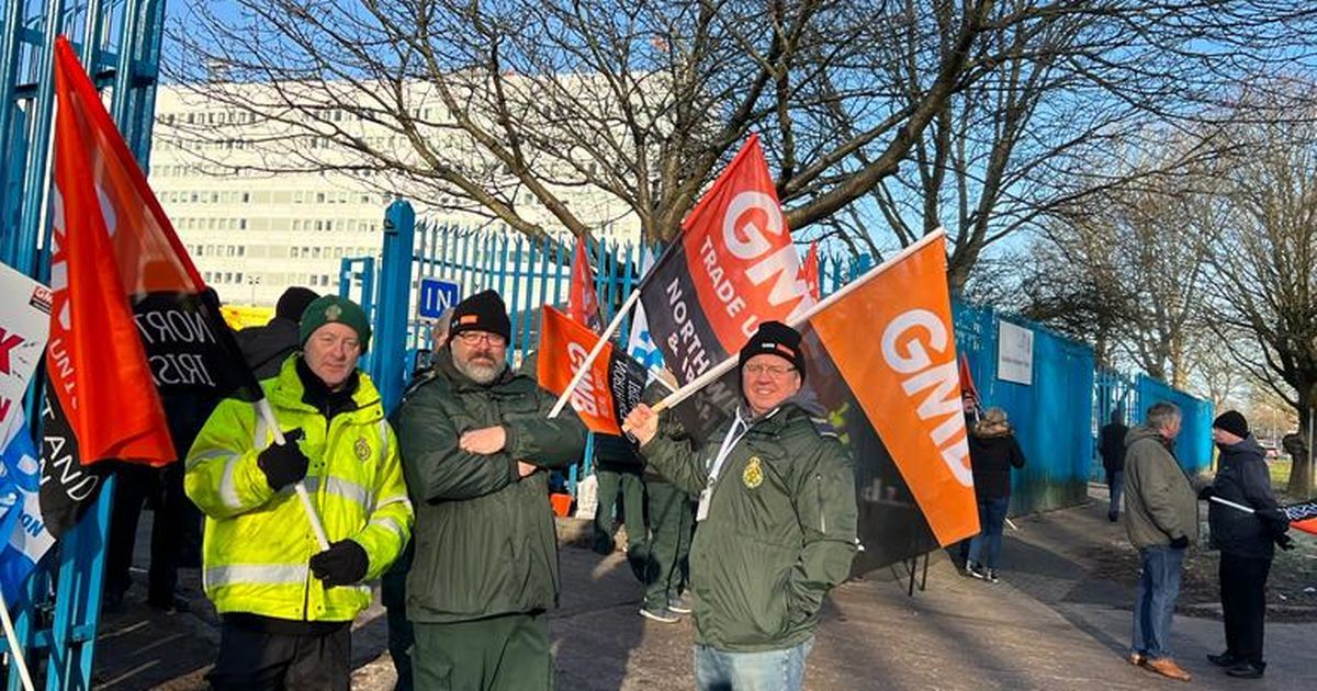 NHS nurses and ambulance workers walk out on biggest…