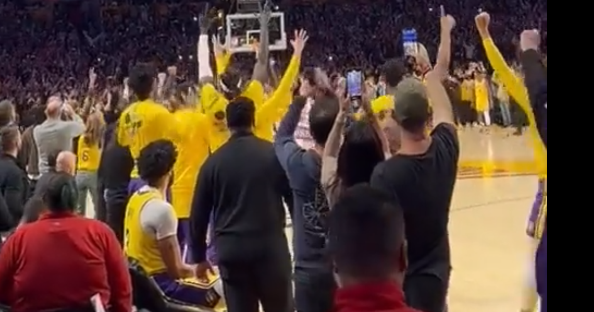 Los Angeles Lakers star Anthony Davis filmed ignoring…