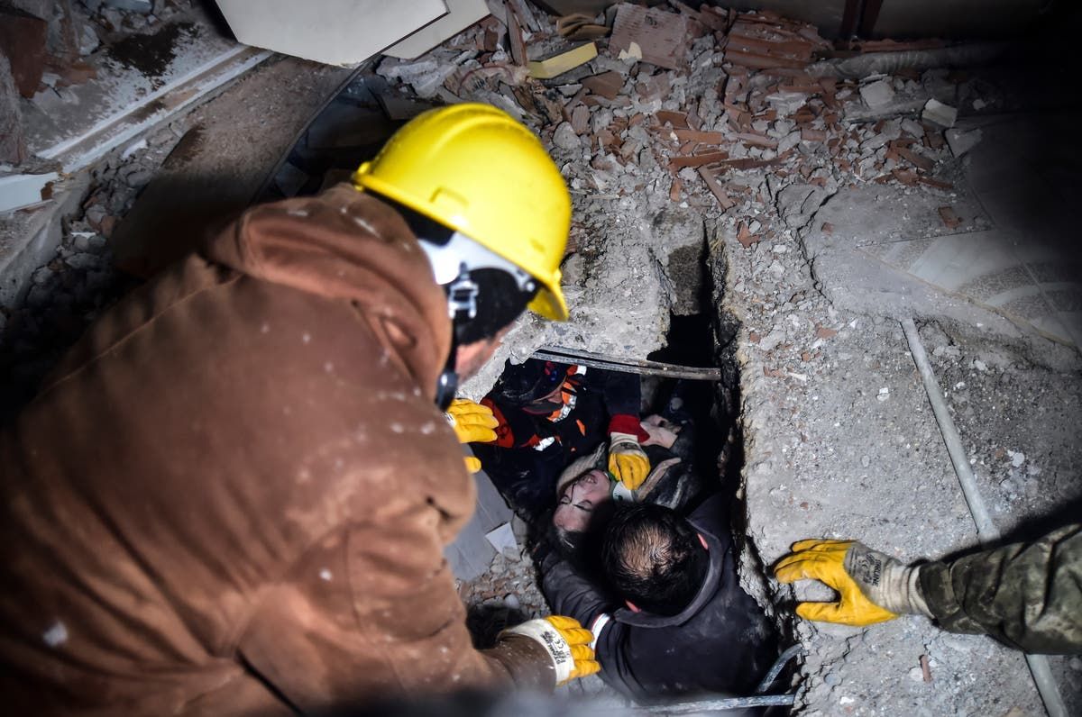 How long can people survive in the rubble of an…