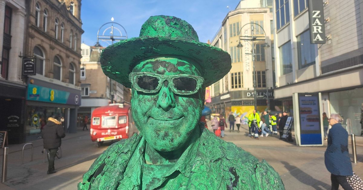 Man who gave up job to be a Leeds statue opens up on…