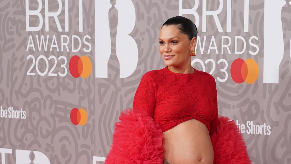Jessie J bares her baby bump on the Brit Awards red…