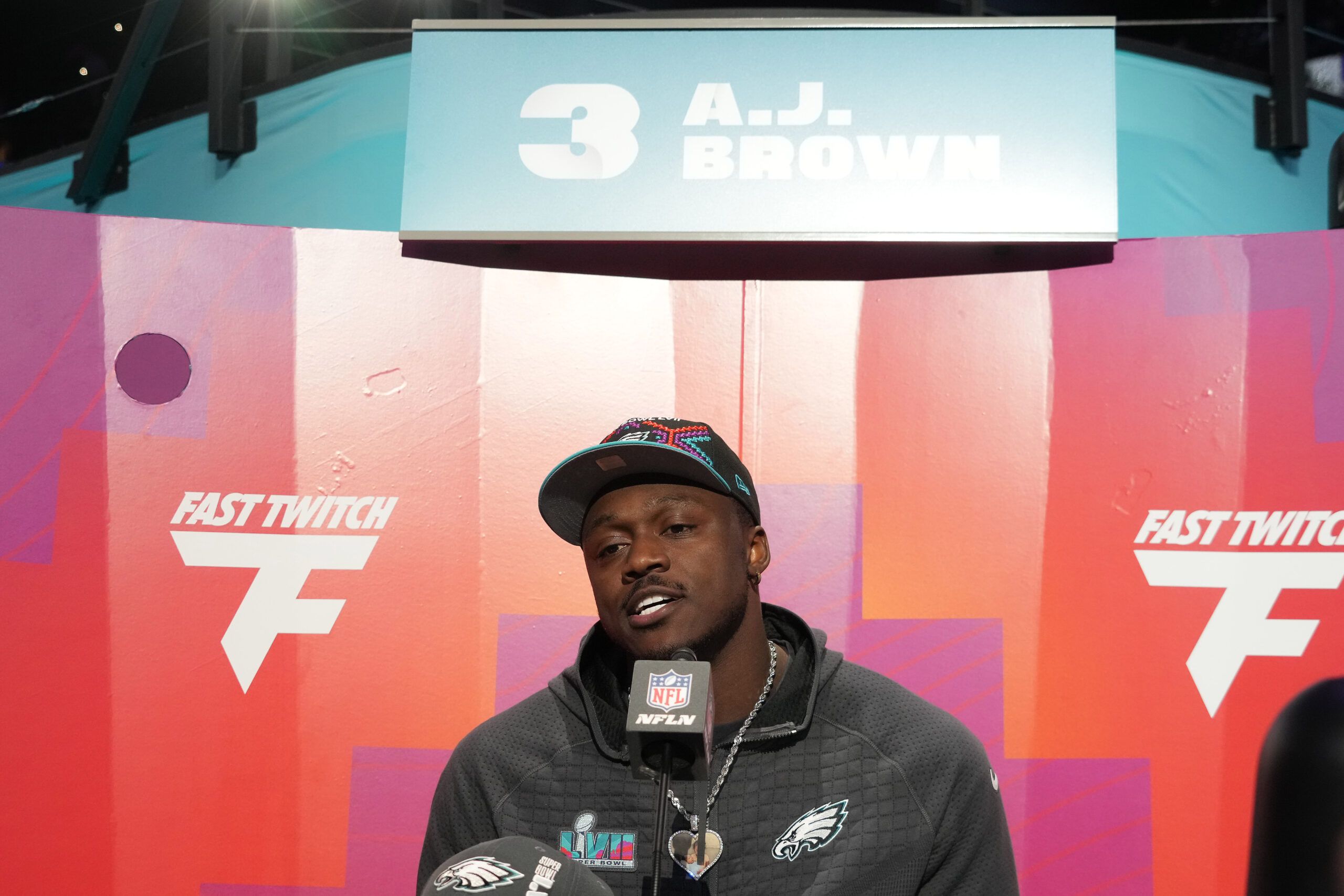 Eagles’ A.J. Brown honors Titans WRs coach Rob Moore…