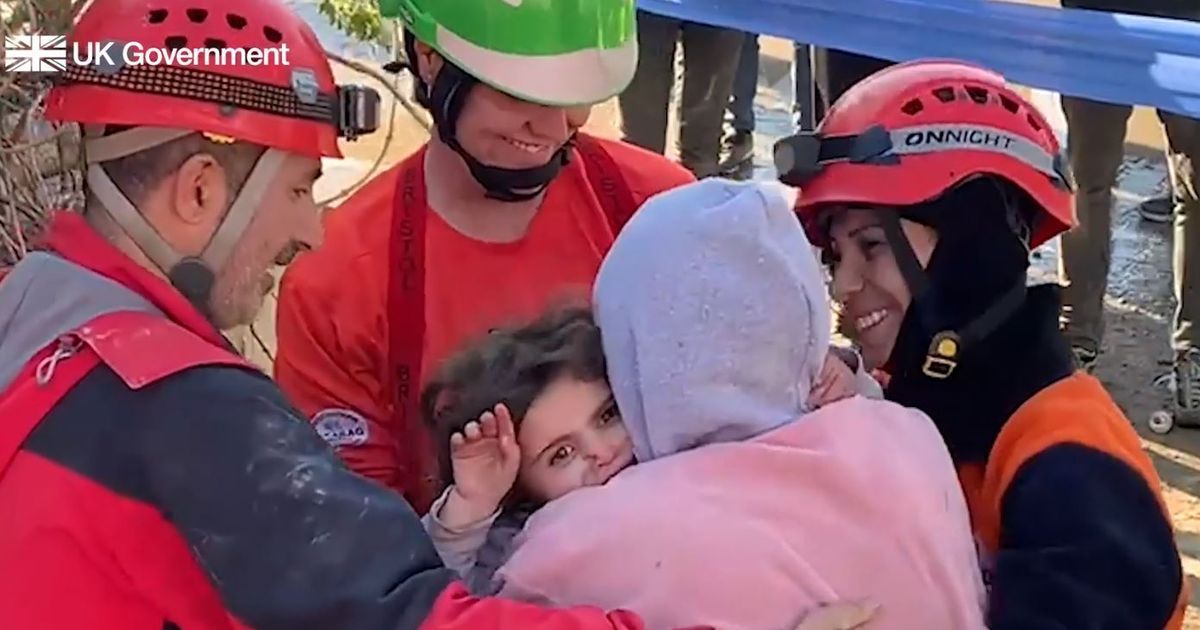 The incredible moment a Welsh firefighter helped…