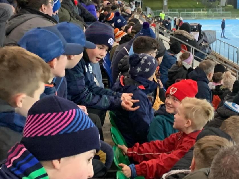 Scottish youngsters go viral after Six Nations photo…
