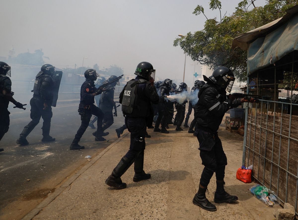 Police fire tear gas at supporters of Senegal…
