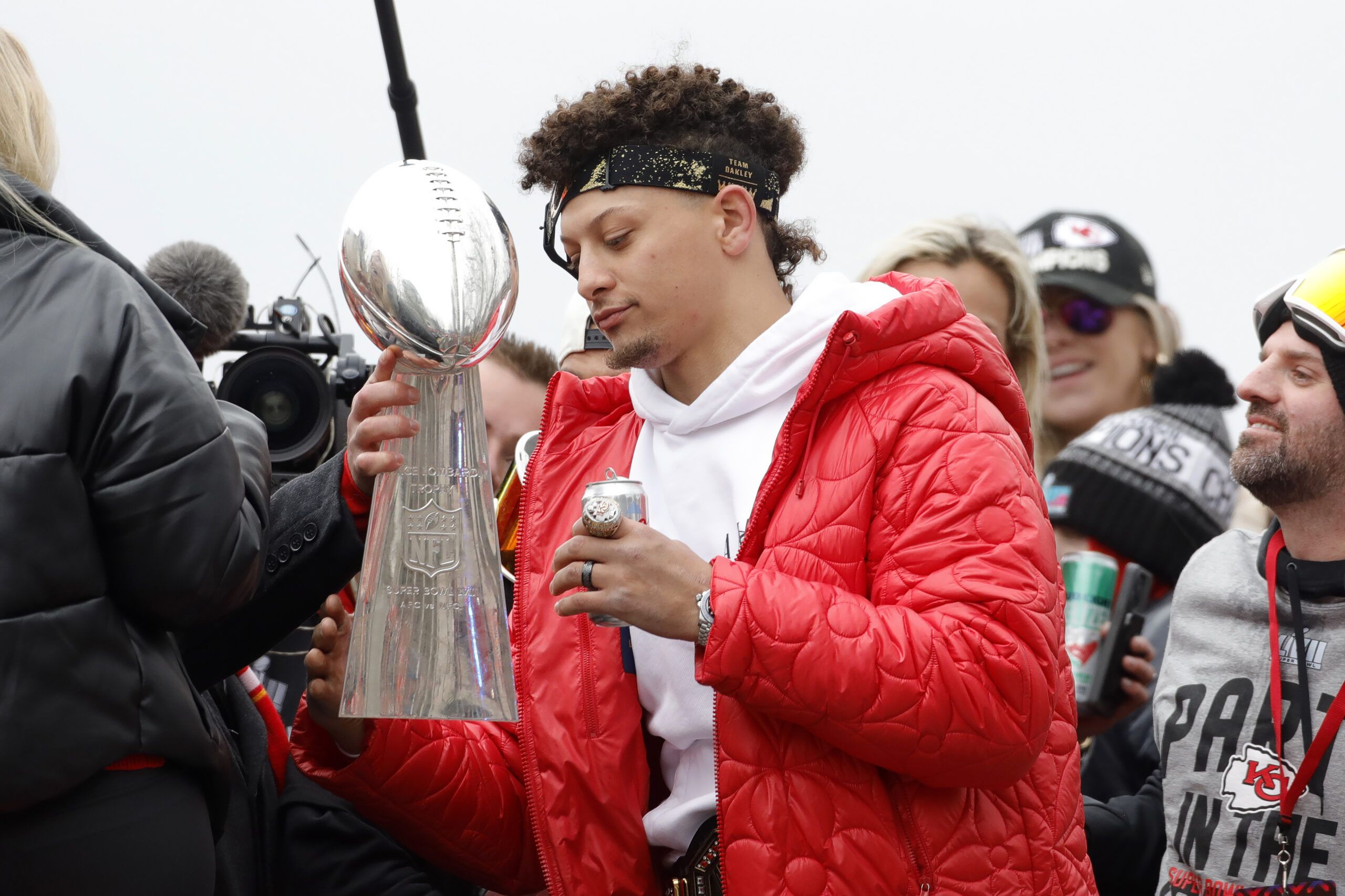 Patrick Mahomes (temporarily) left the Lombardi Trophy…