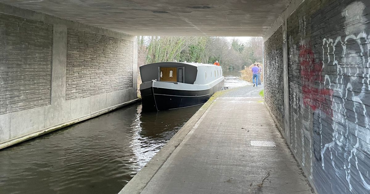 Brand new Edinburgh canal boat gets wedged under…