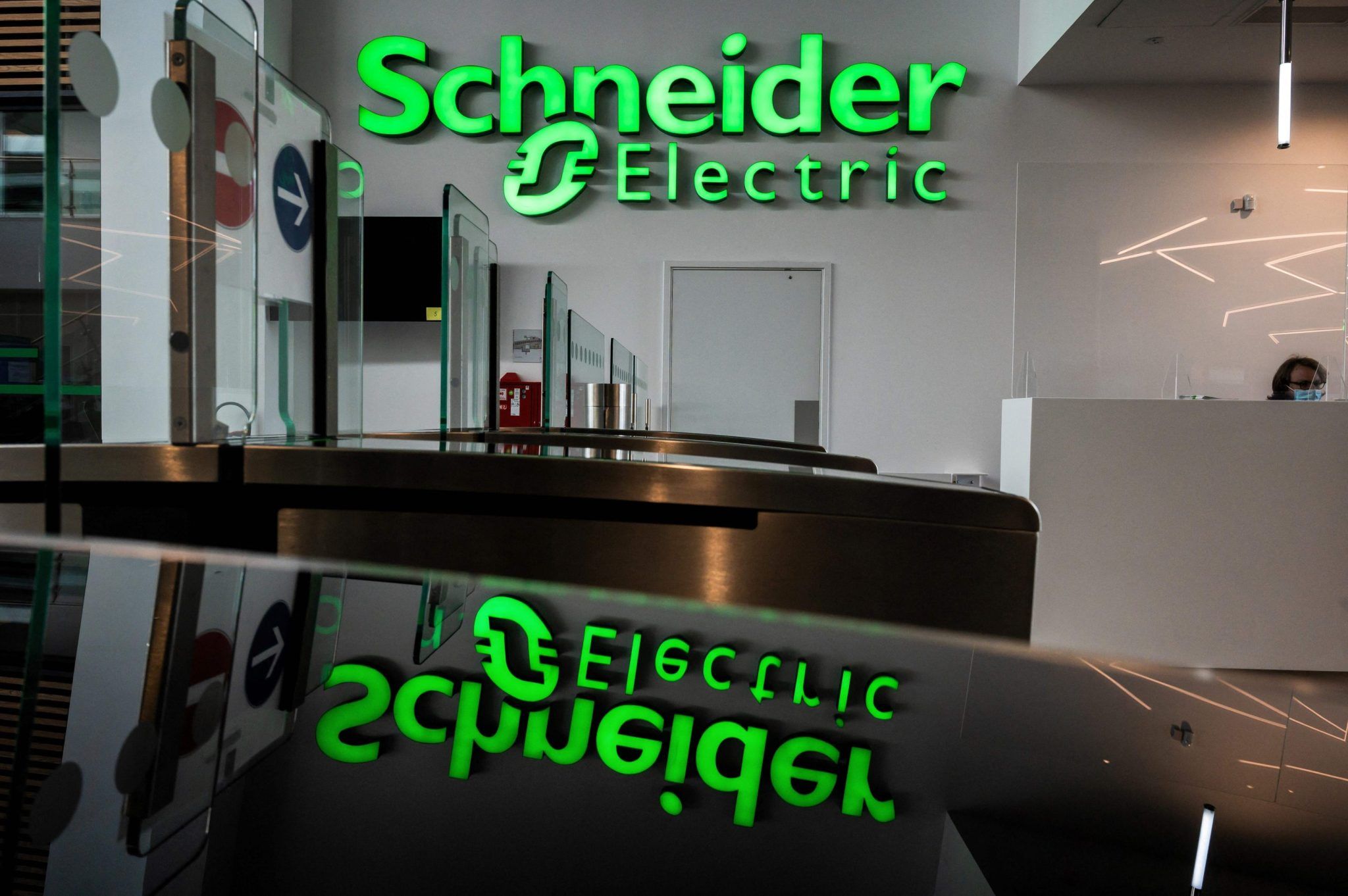 How Schneider Electric utilizes a shared corporate…