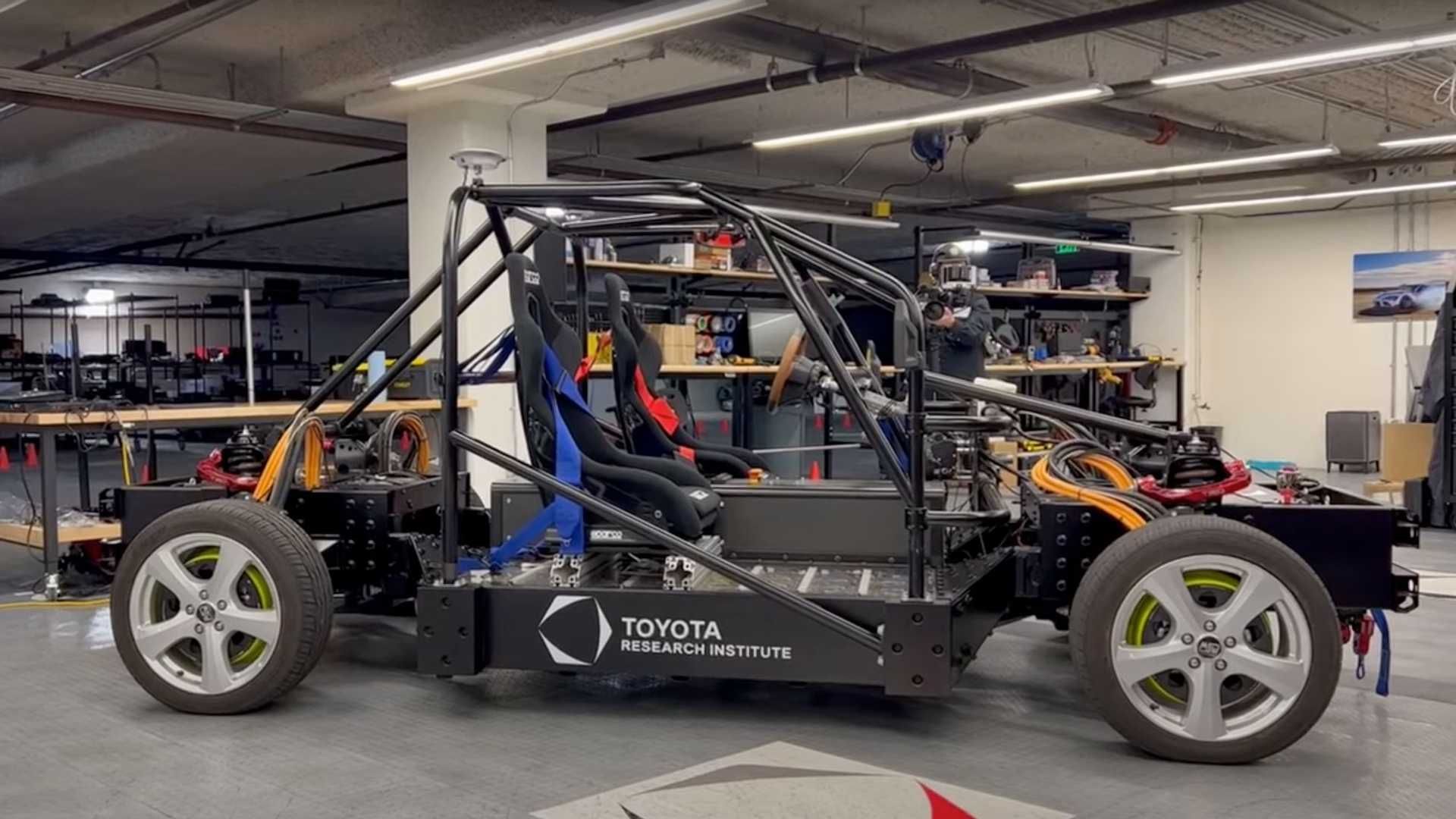 Toyota Presents GRIP EV Prototype That Can "Crab Walk"…