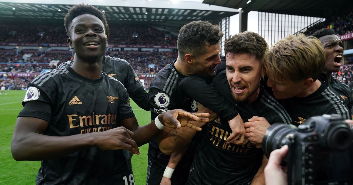 Arsenal fight back to win as Emi Martinez unwittingly…