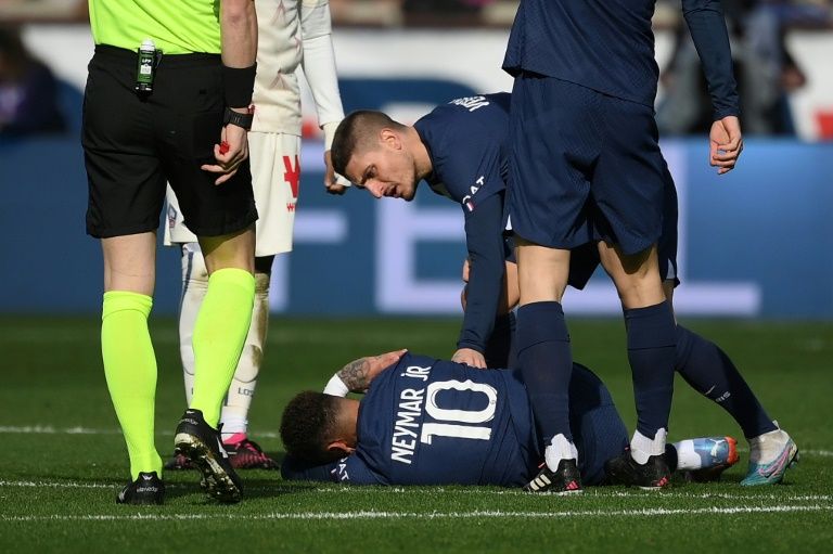 Neymar suffers new ankle injury blow in PSG win