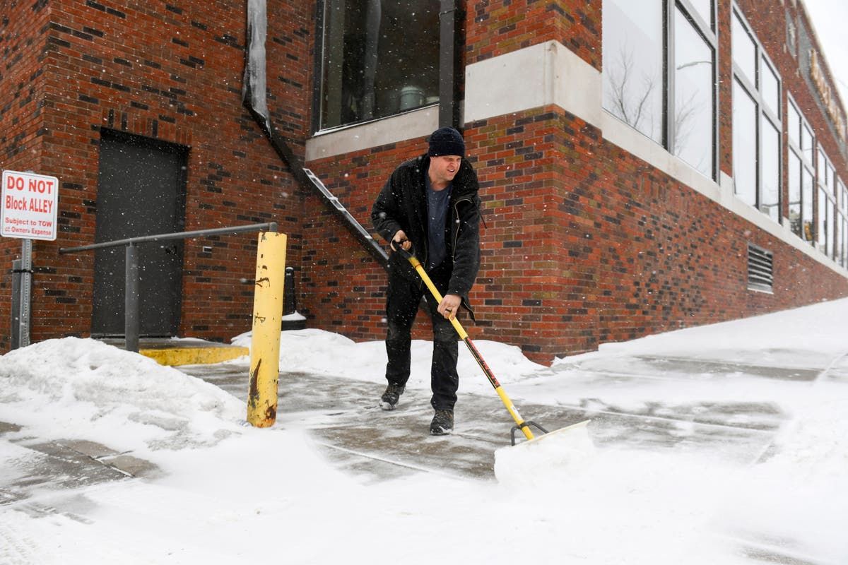 Parts of northern U.S. shut down ahead of winter storm