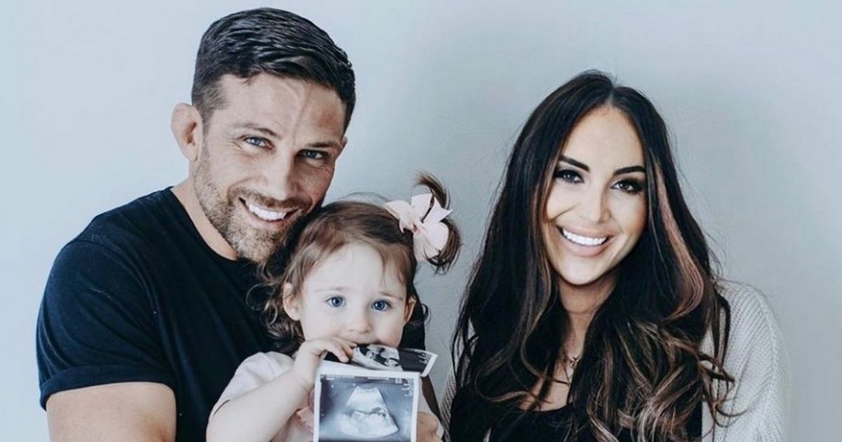 Alex Reid begs for prayers as pregnant fiancée suffers…