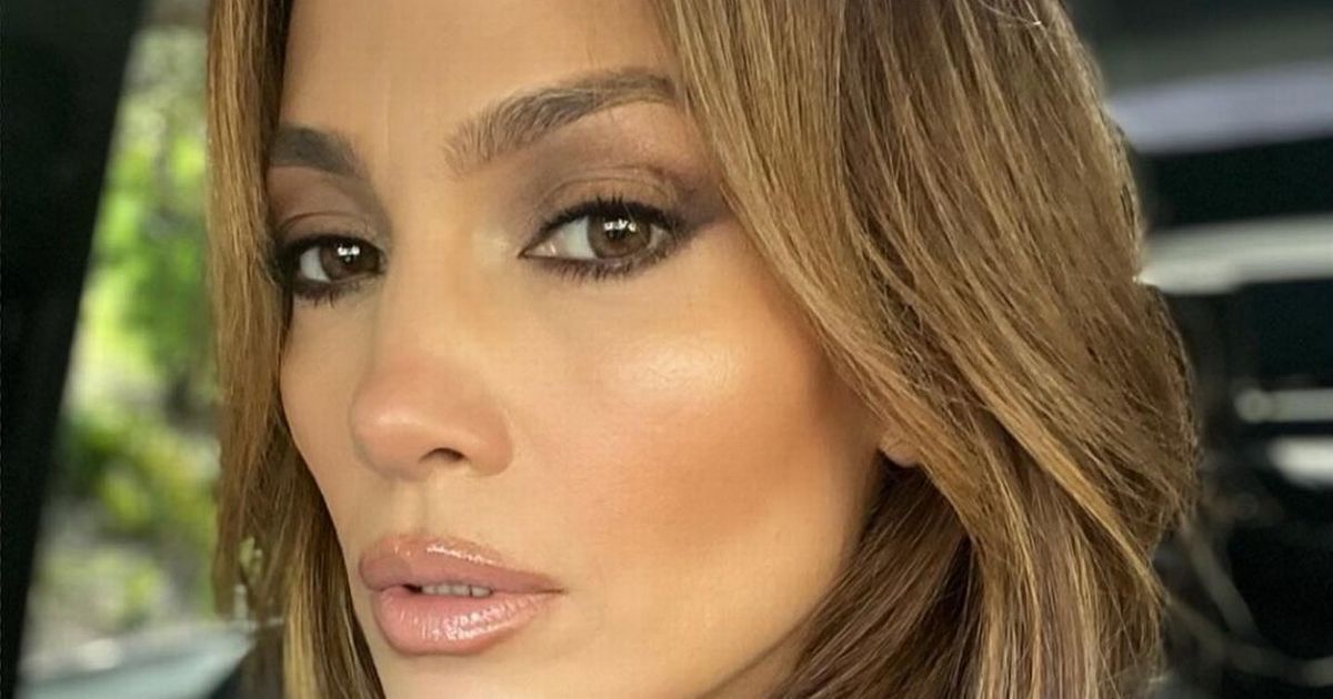 Jennifer Lopez reveals her REAL skin texture as glossy…