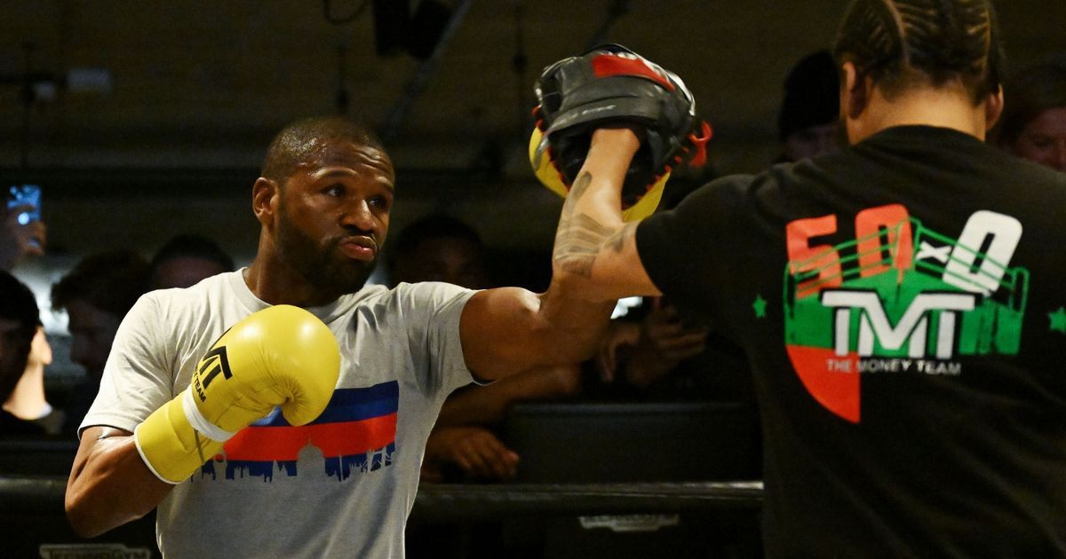 Floyd Mayweather displays frightening hand speed ahead…