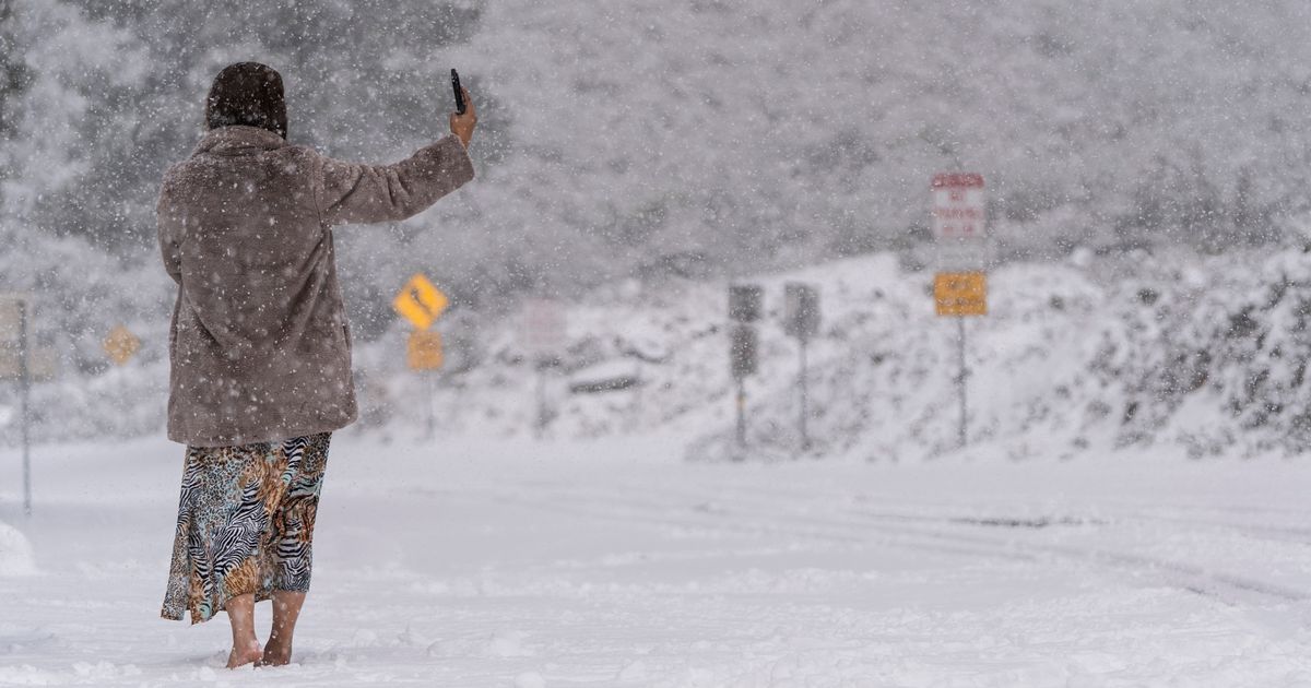 Los Angeles hit by first SNOW blizzard warning in 30…