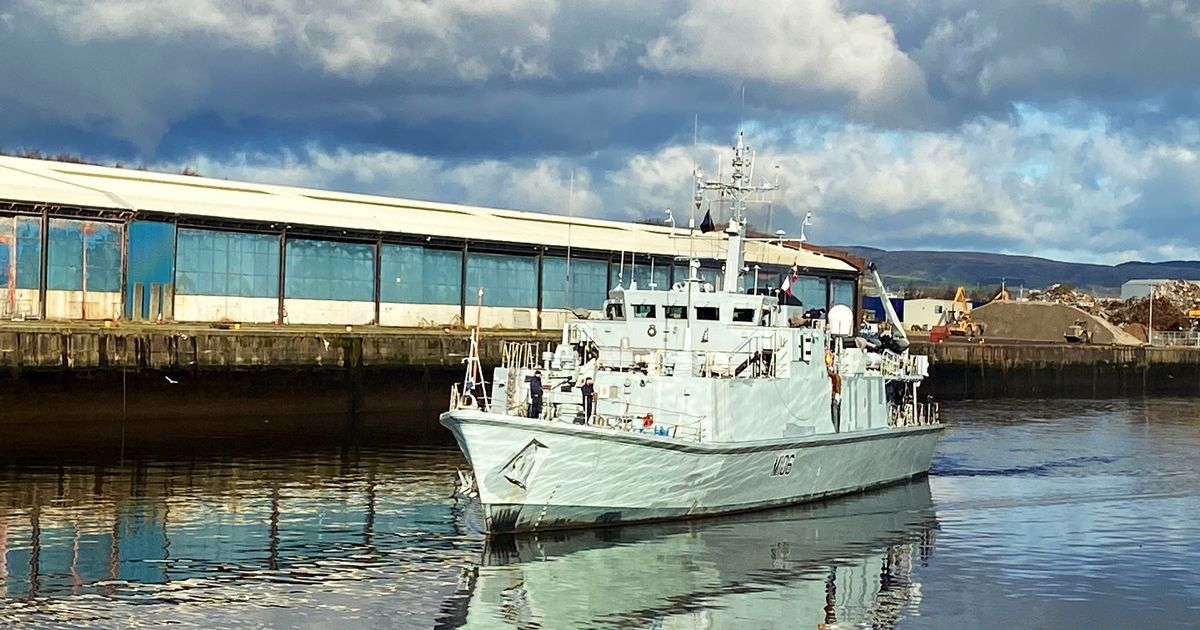 Royal Navy's HMS Penzance spotted sailing into sunny…