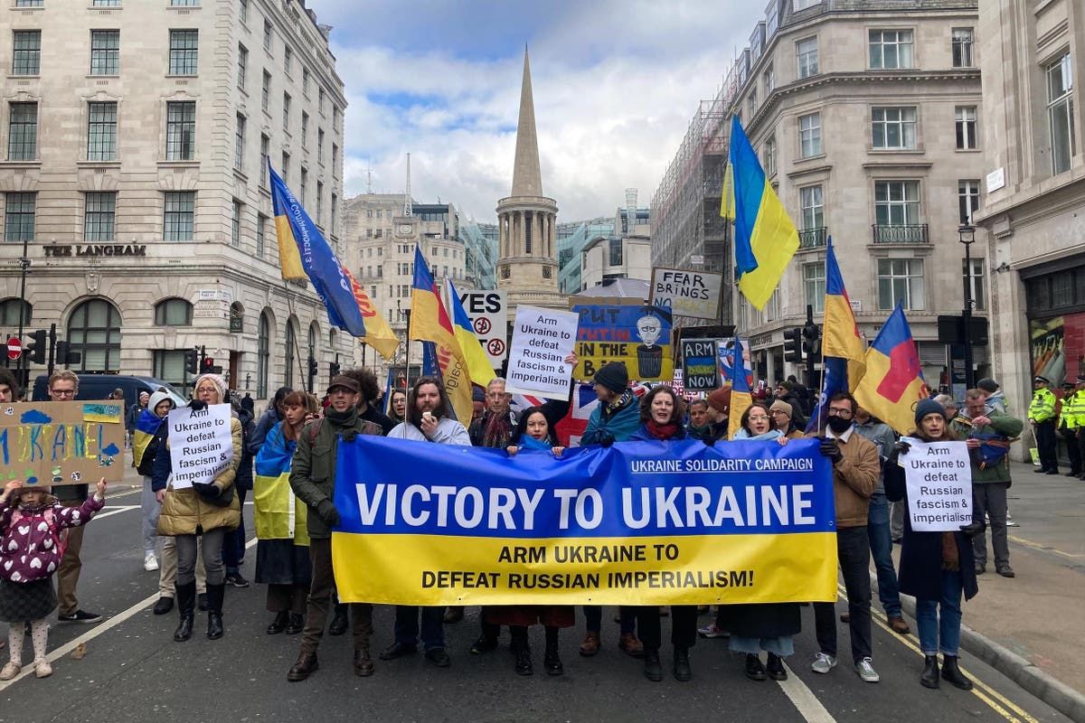 Pro-Ukraine group clashes with activists urging UK to… Pro-Ukraine group clashes with activists urging UK to…