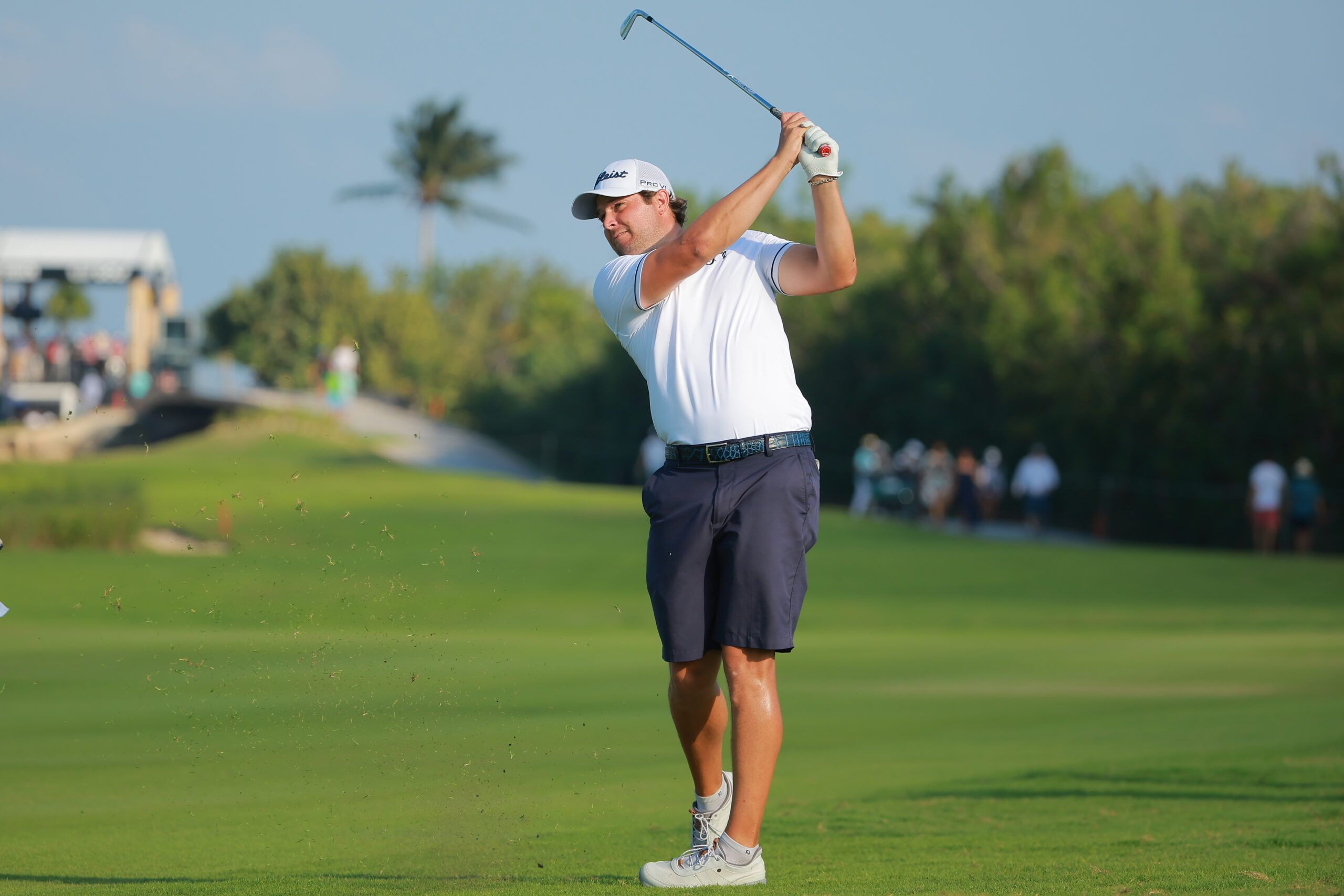 Talor Gooch, Peter Uihlein tied for lead at LIV Golf…