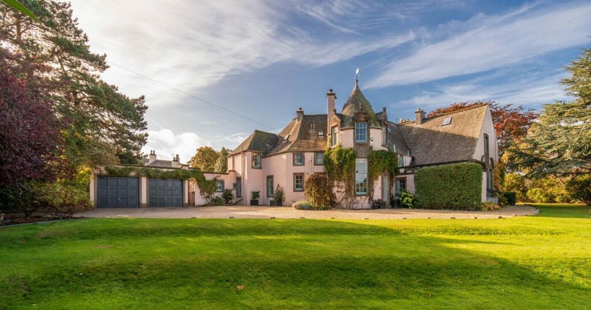 Edinburgh fairytale mansion with games room and views…