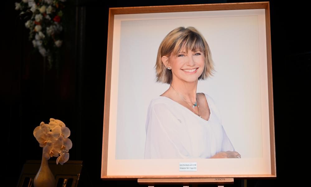 Thousands pay tribute to Olivia Newton-John at…