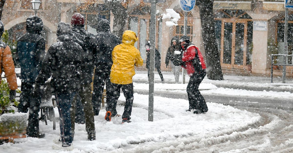 Spain holiday hotspots see 2ft of snow as freak -16C…