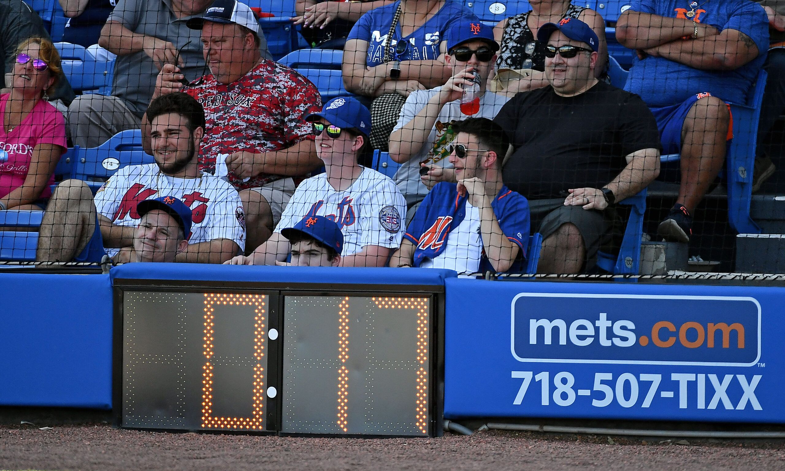 Mets fans hilariously embraced basketball tactics to…