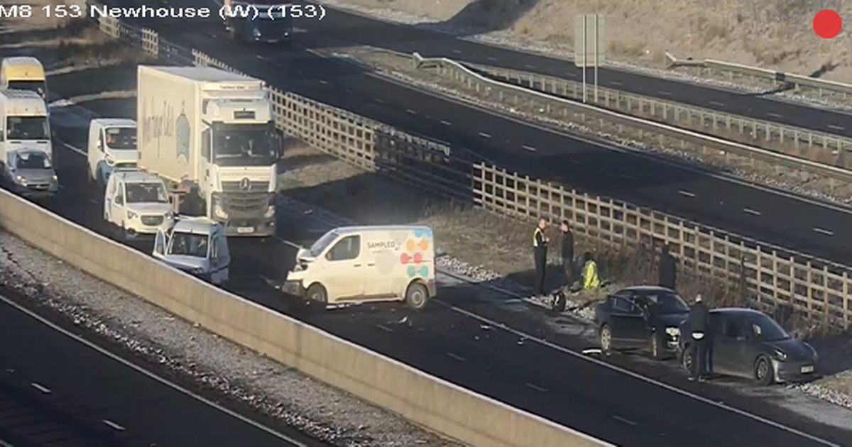 Glasgow M8 motorway 'blocked' as police race to…