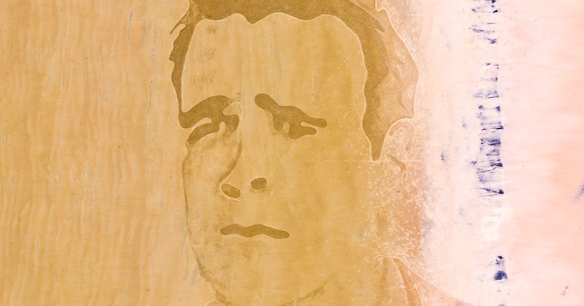 Stunning sand portrait of Colin Farrell installed on…