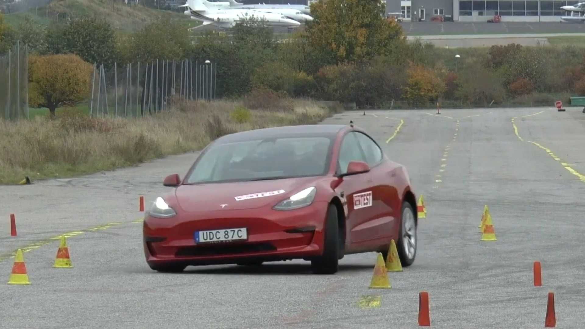 Watch Tesla Model 3 Standard Range Perform Flawless…