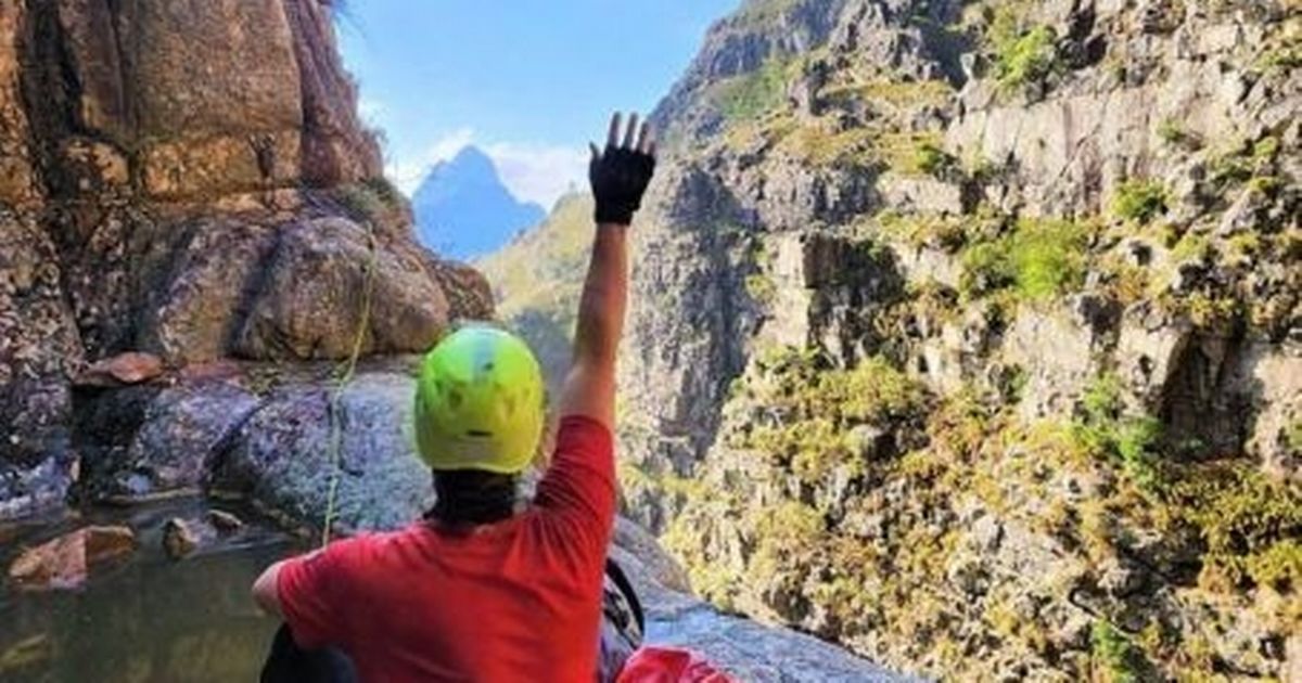 Furious baboons hurl rocks at intruding hikers…