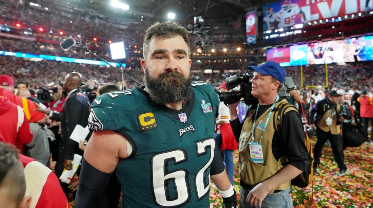 Eagles’ Jason Kelce Announces He Will Return in 2023