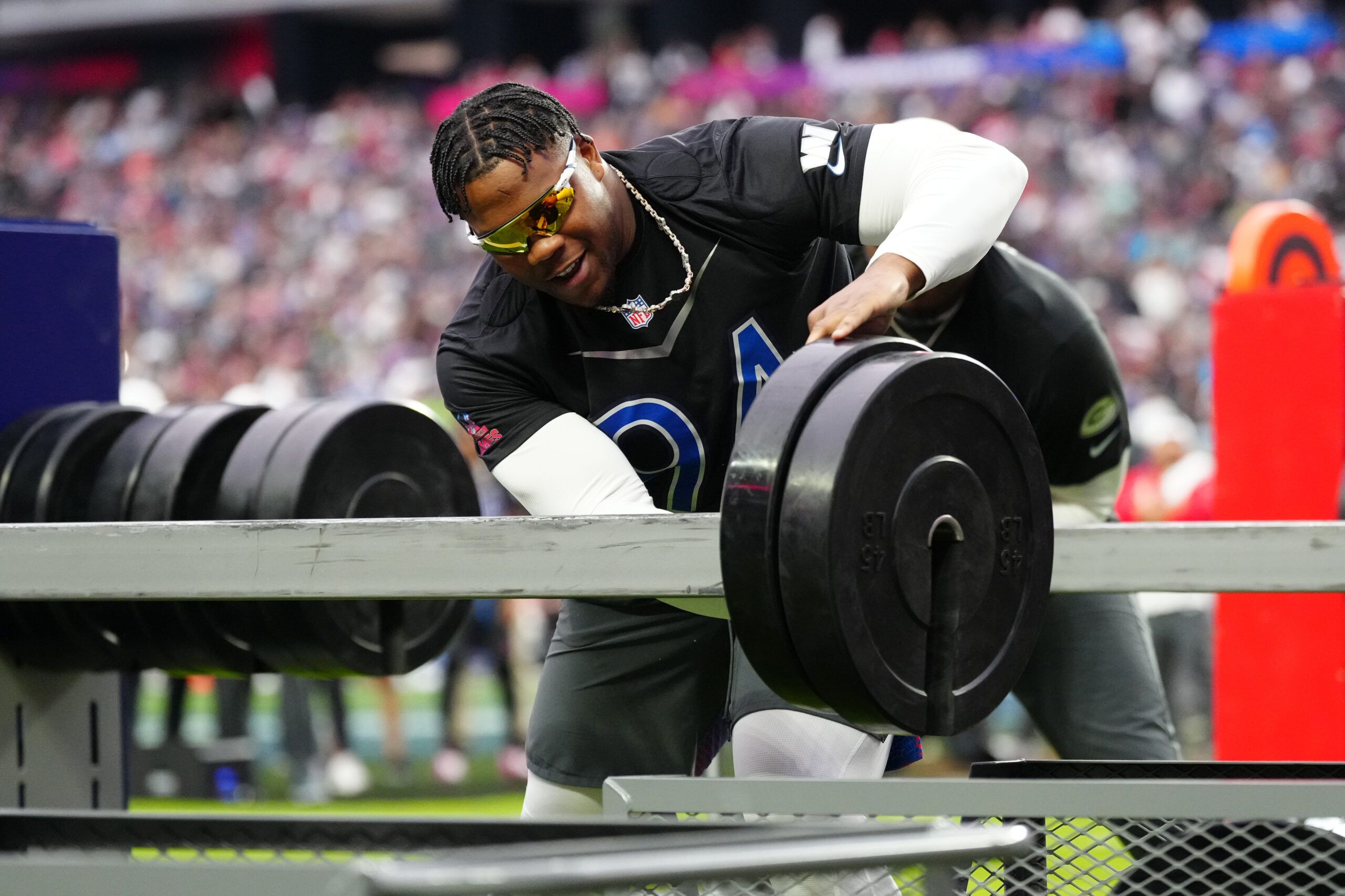WATCH: Daron Payne is greeted by Commanders’ coaches…