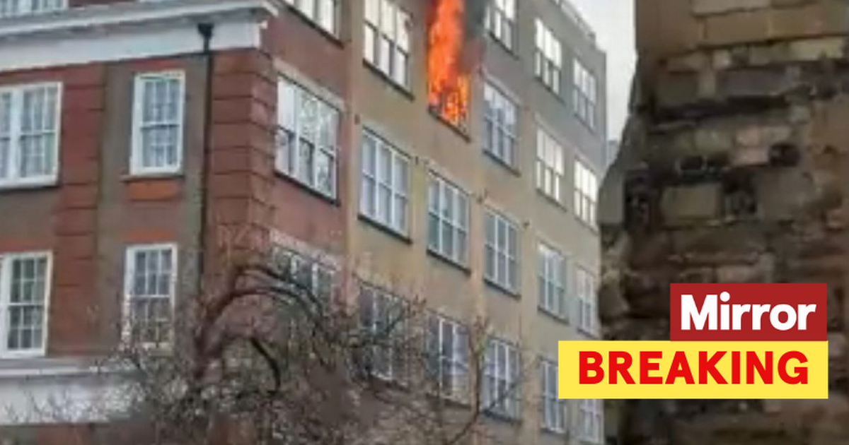 Major fire breaks out at block of flats as flames seen…