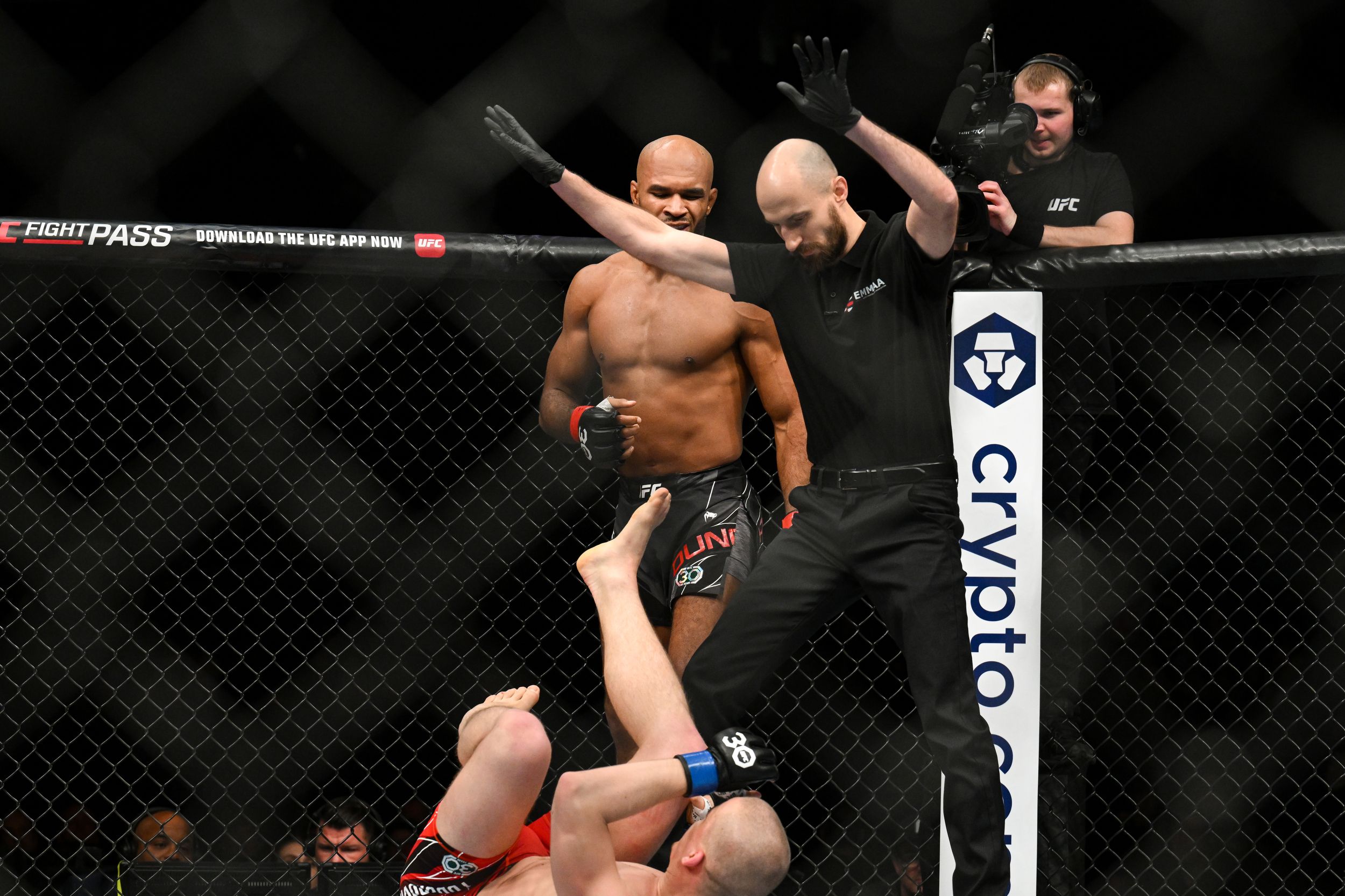 UFC 286 video: Dusko Todorovic knee injury ends…