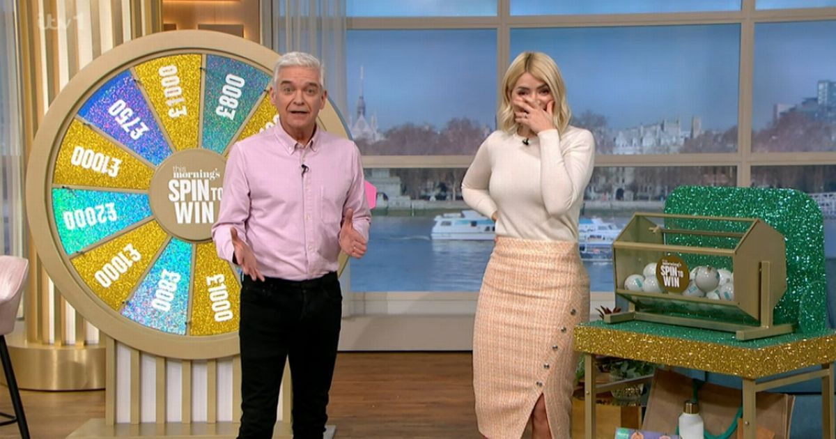 Holly Willoughby puts head in hands as Spin to Win…