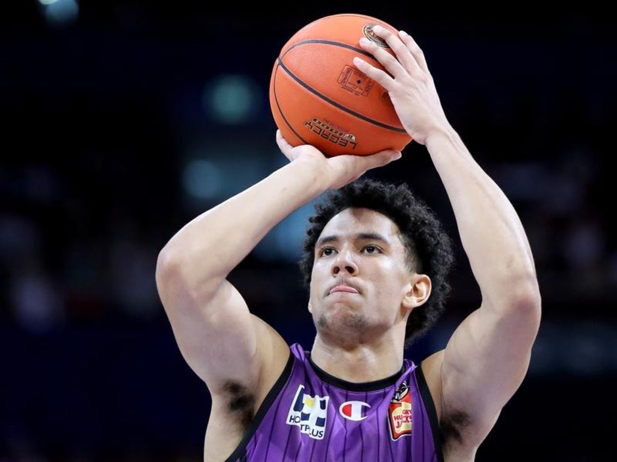 Galloway becomes first champion King to re-sign