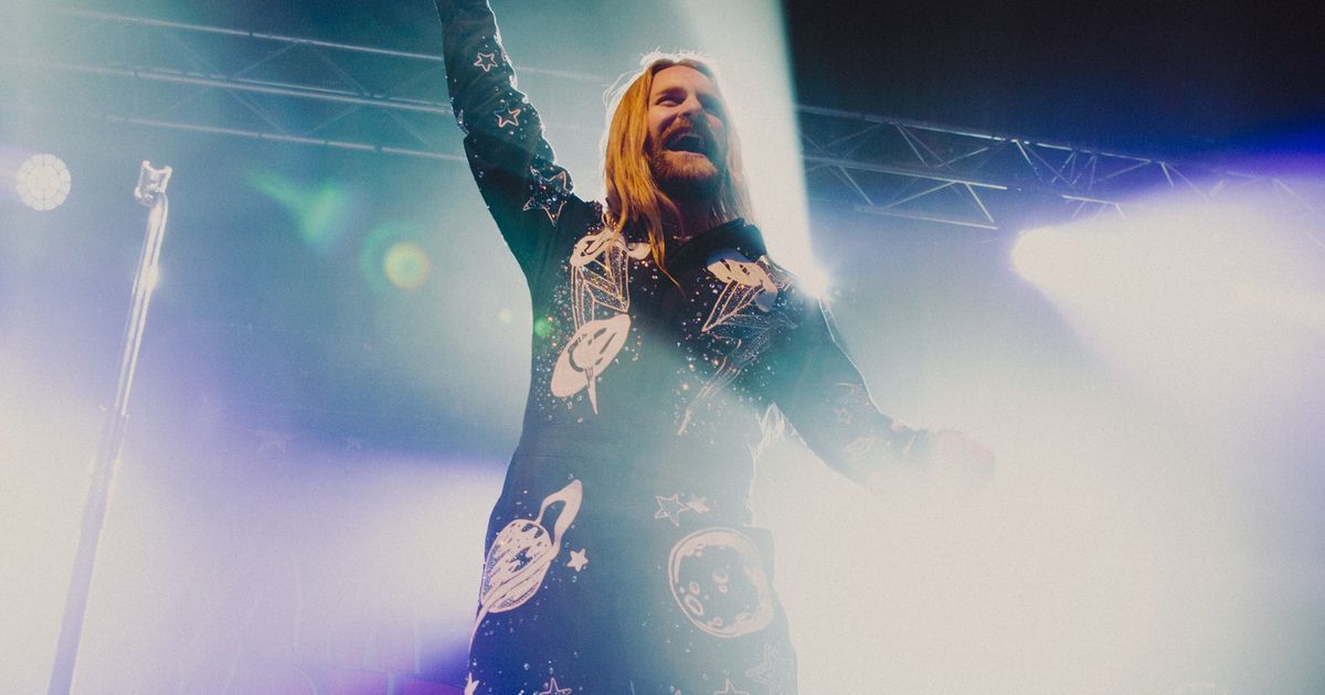 Review: Sam Ryder brings glamorous rockstar energy to…