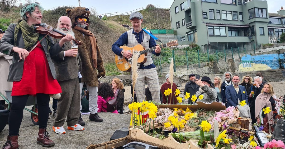 Pals pay moving tribute to Barney McKenna's son Daragh…