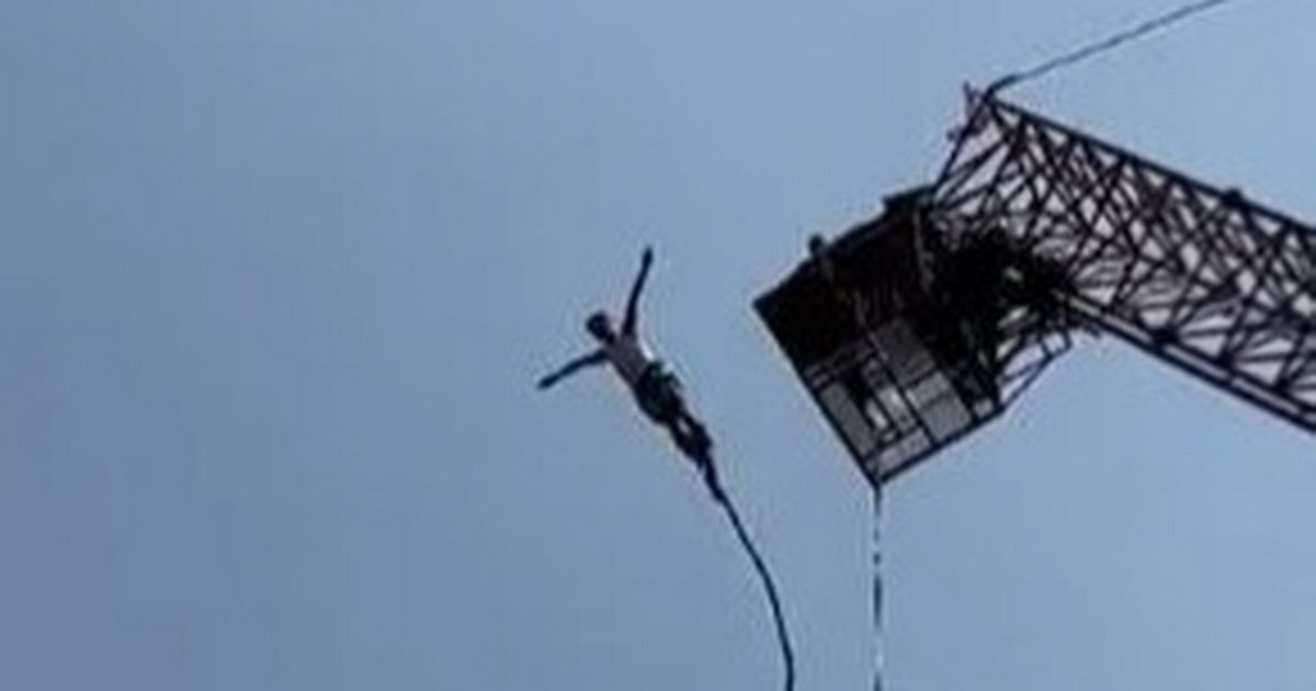 Tourist’s bungee cord SNAPS mid-air sending him…