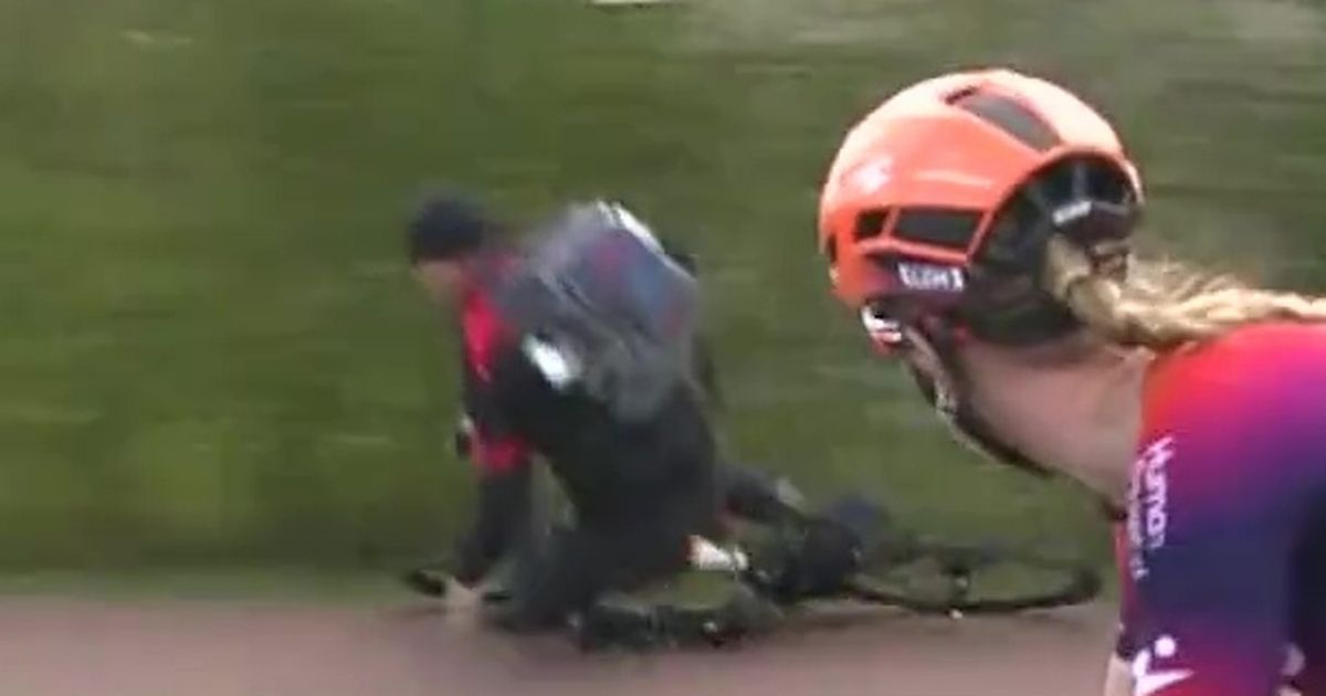 Cycling fan caught on camera trying to keep up with…